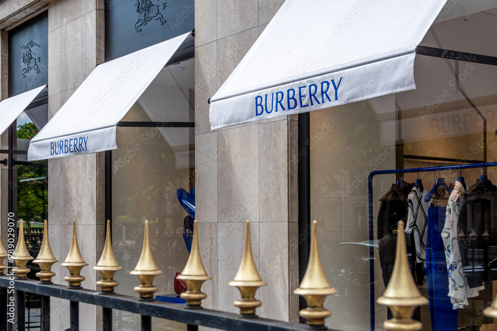 Paris, France - 18 avril 2024: Vue extérieure d'une boutique Burberry dans le quartier des ...