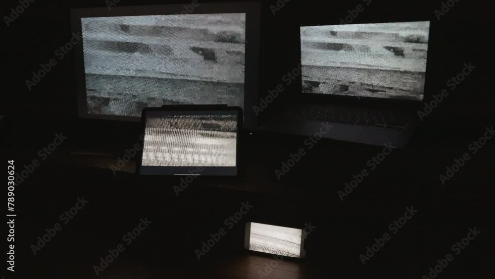 Vidéo Stock Four digital computer device screens displaying a choppy ...
