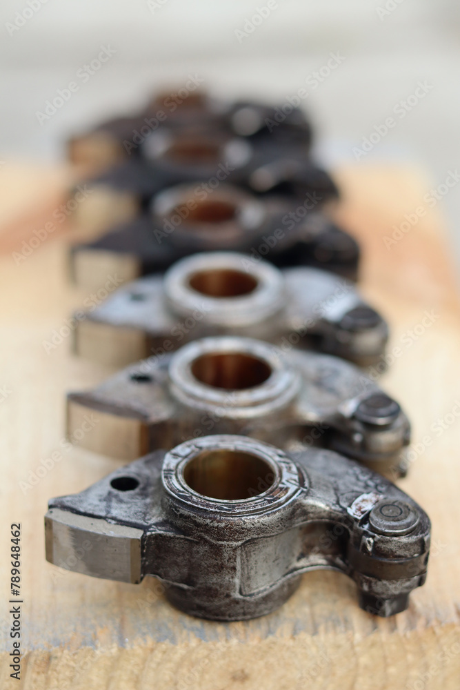 The structure of the old original rocker arms of the intake valves is ...