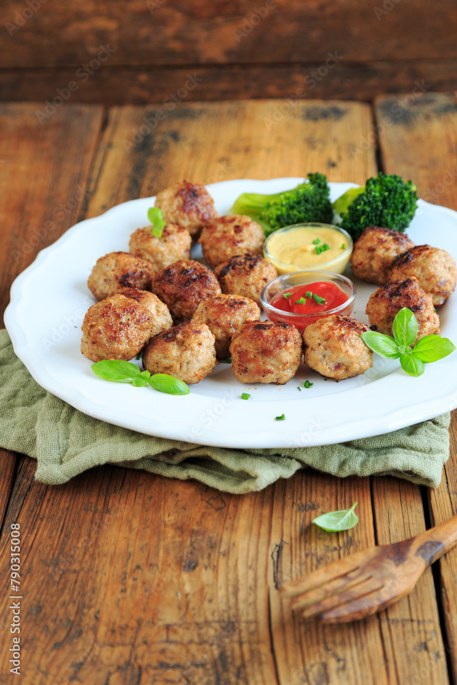gebratene Mini-Frikadellen mit Senf und Ketchup Stock Photo | Adobe Stock