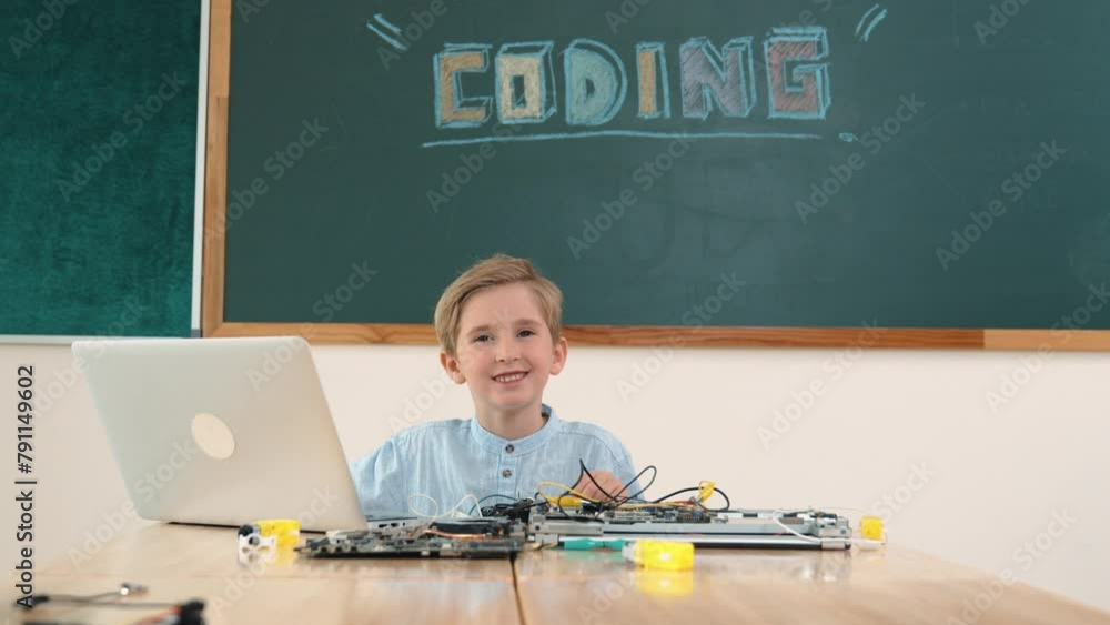 Vidéo Stock Student working on electronic board while sitting at Stem ...