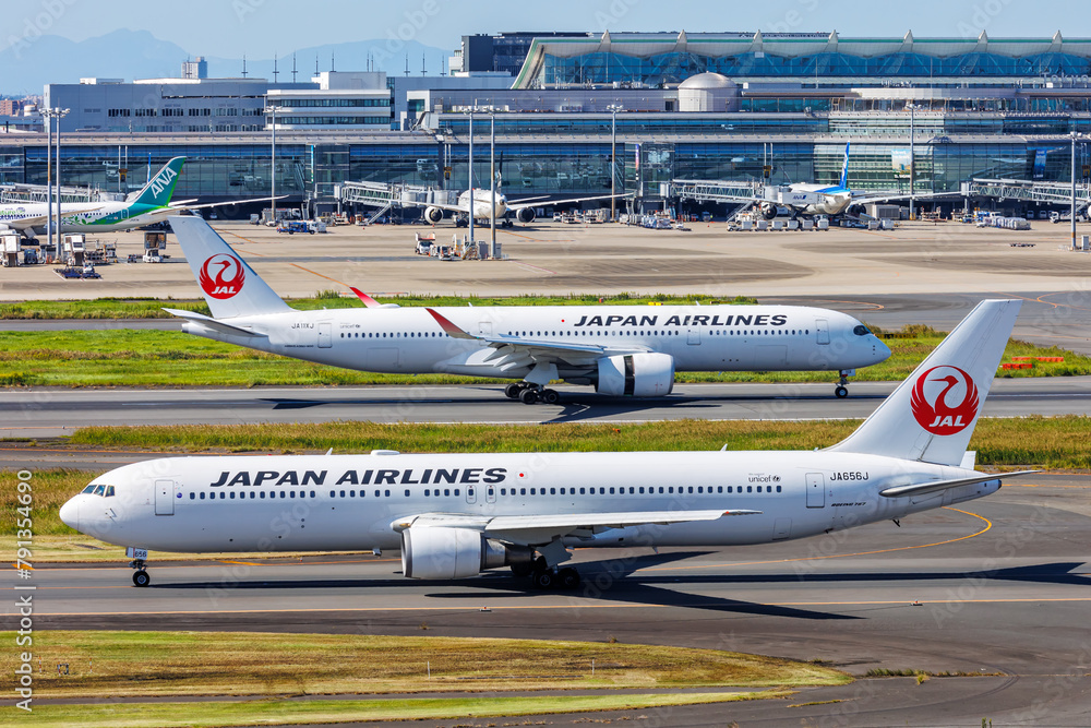Japan Airlines JAL Boeing and Airbus airplanes at Tokyo Haneda Airport ...