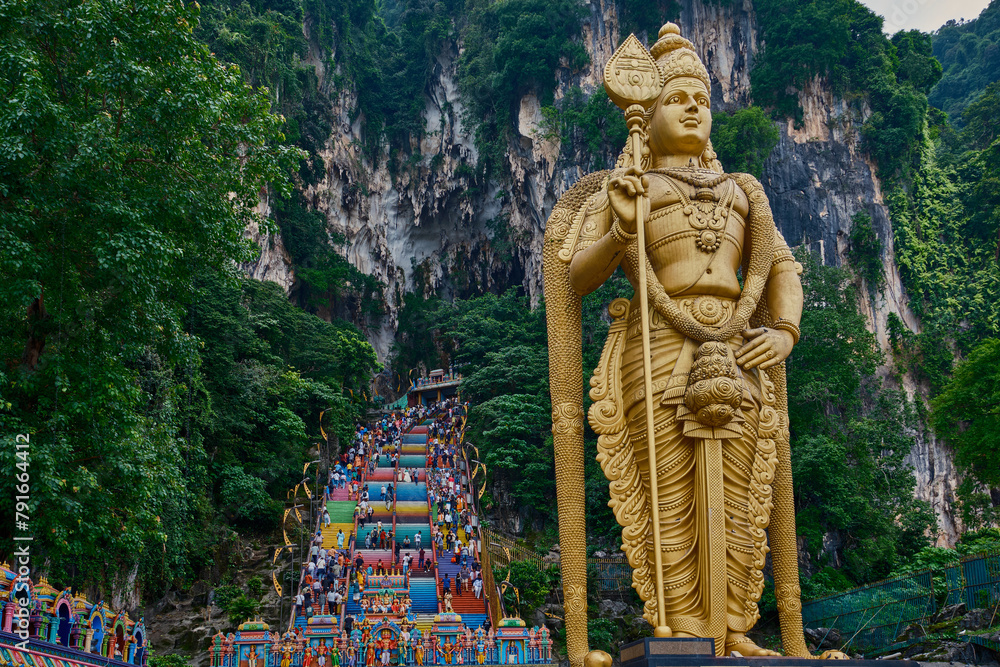 The main Entrance to Batu Caves and the Murugan statue (The Hindu god ...