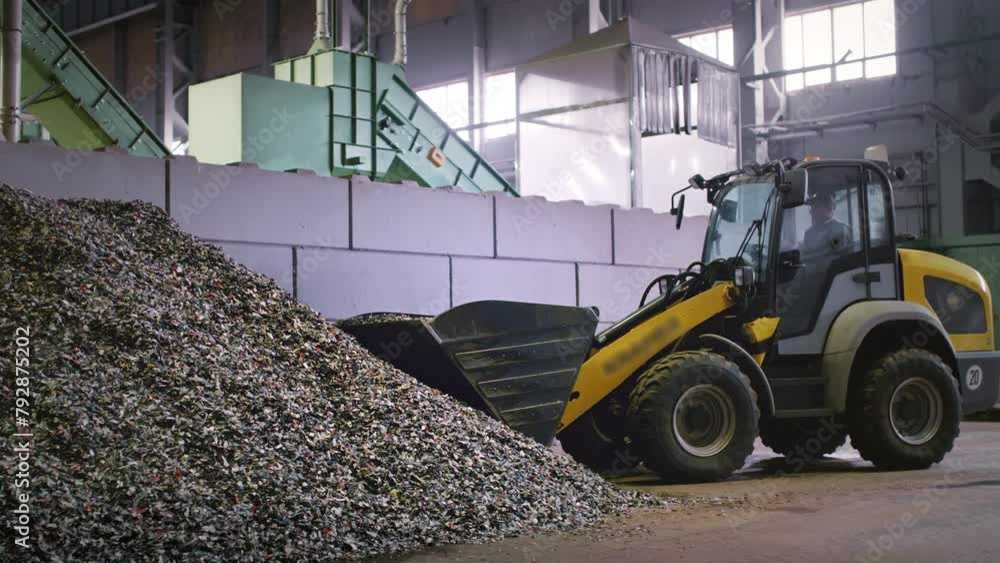 Vidéo Stock A loader or a Backhoe moves a pile of waste to a garbage ...