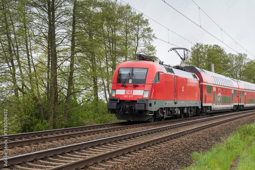 Deutschland , Ragow , 22.04.2024 , Ein Zug der Linie RE 2 mit ...