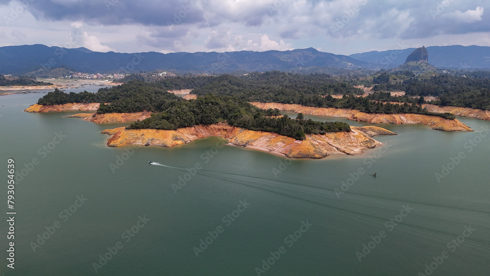 Foto aérea tomada en la represa de Guatapé, se observa el bajo nivel ...