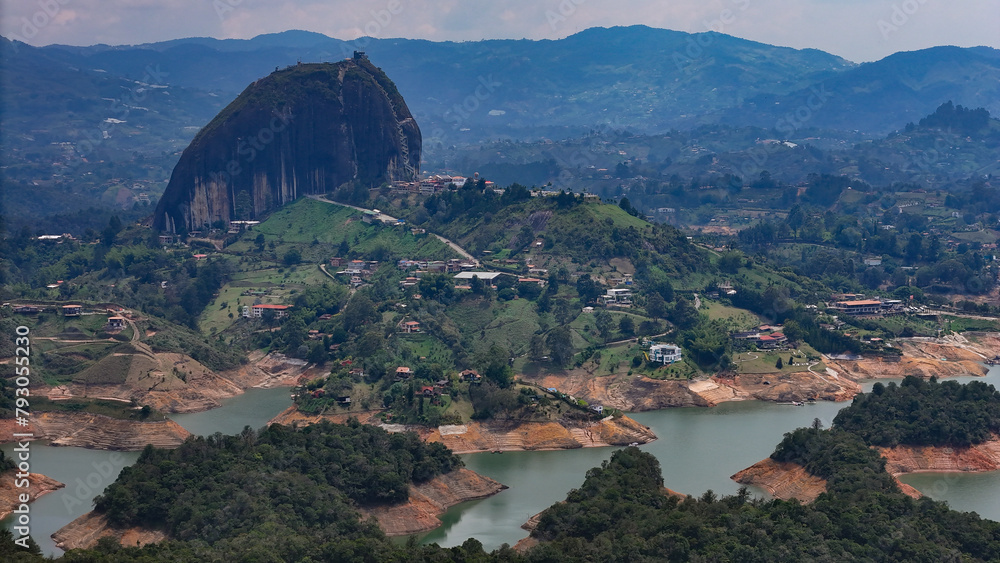 Foto aérea tomada en la represa de Guatapé, se observa el bajo nivel ...