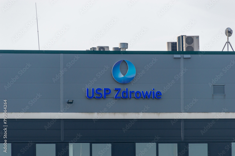 Foto de Nowa Wies Wroclawska, Poland - April 9, 2024: Logo and sign of ...