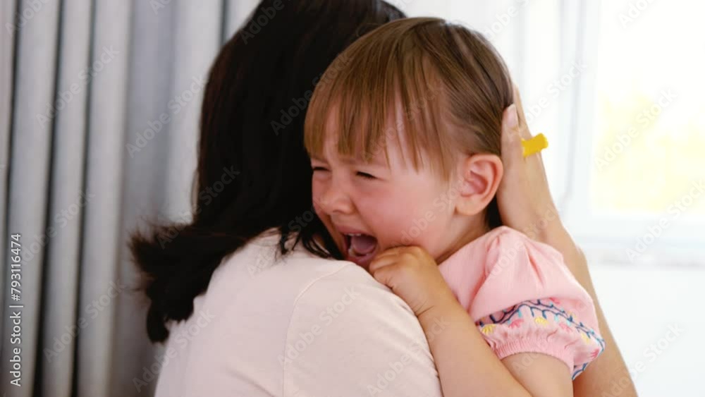 Vidéo Stock The baby is crying a lot. Mom takes him in her arms and ...