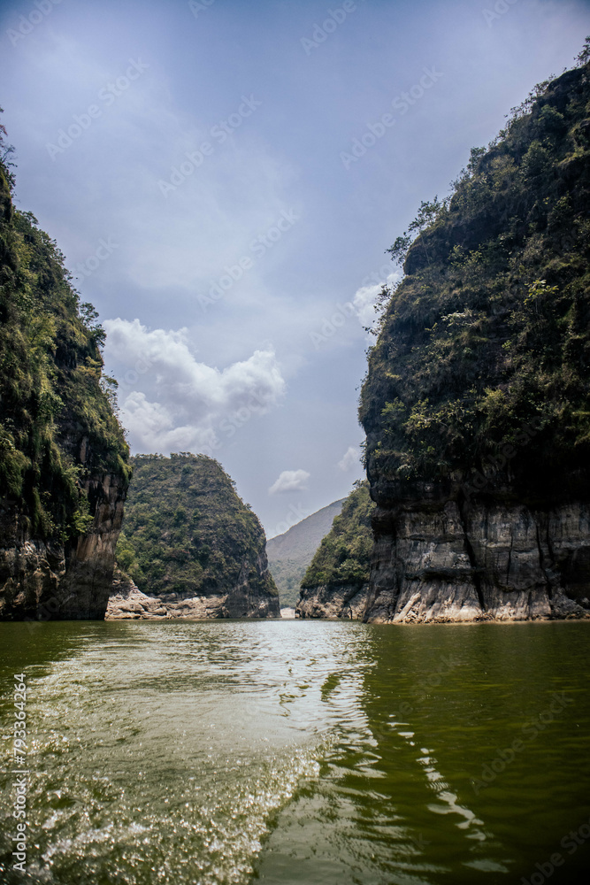 Embalse de Prado, Tolima, Colombia. Paisaje natural de agua y montañas ...
