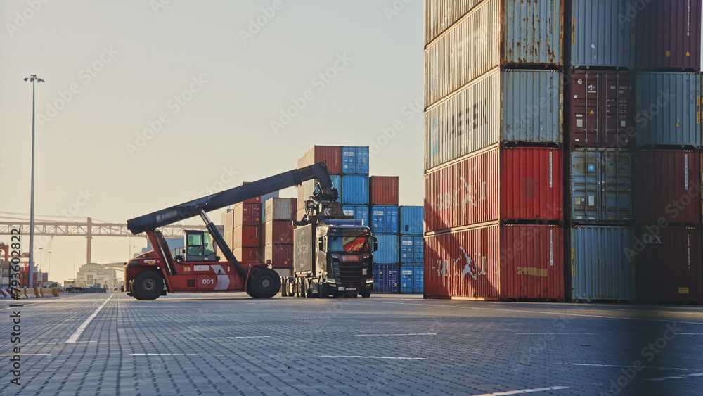 Fotografia do Stock: Truck unload many red intermodal containers time ...