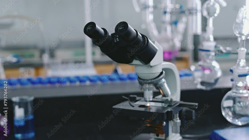 Vidéo Stock No people arc shot of microscope on table in diagnostic ...