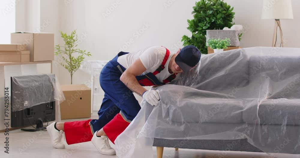 Vidéo Stock Male mover, physically fit man in uniform moving heavy ...