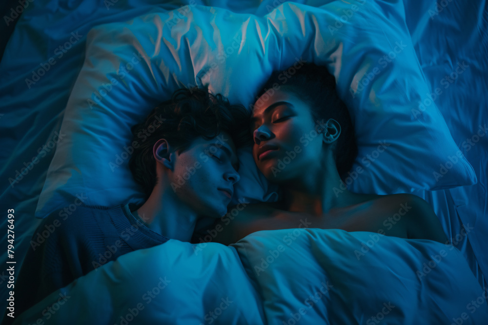 Foto de top view couple sleeping in bed at night. husband and wife ...