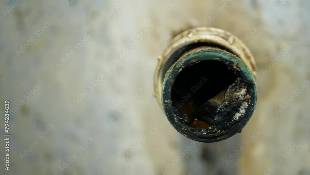 Vidéo Stock Sewer wash-basin cleaning sink sewage kitchen blockage pipe ...