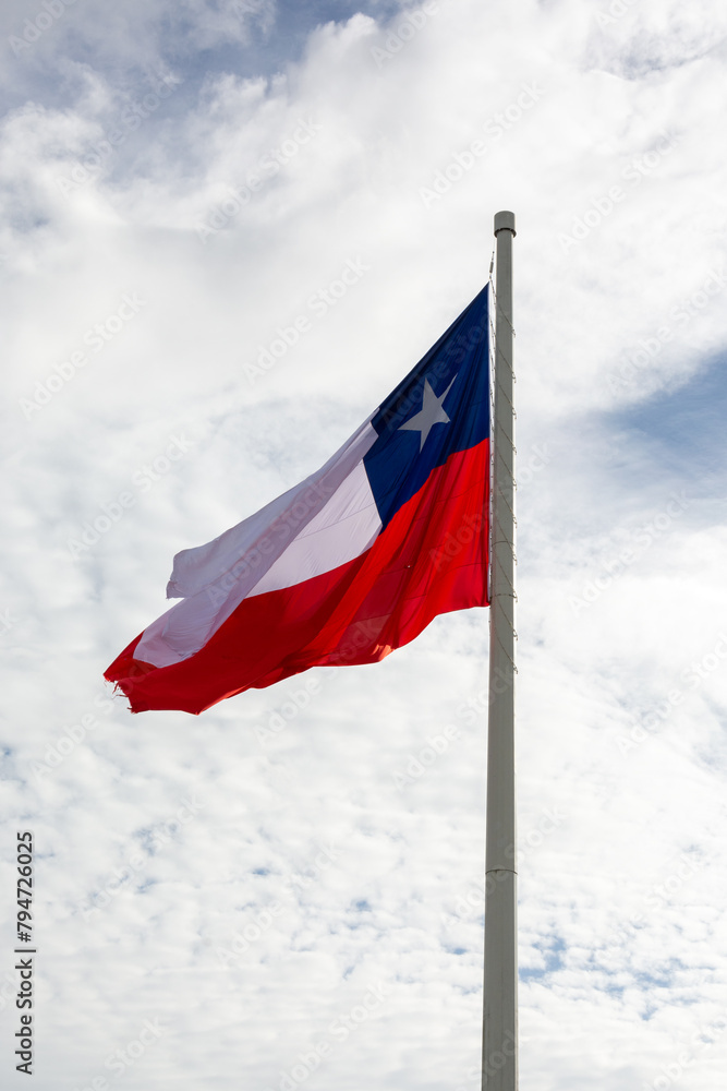 Bandera Chilena flameando al viento, en Puerto Montt, Chile Stock Photo ...