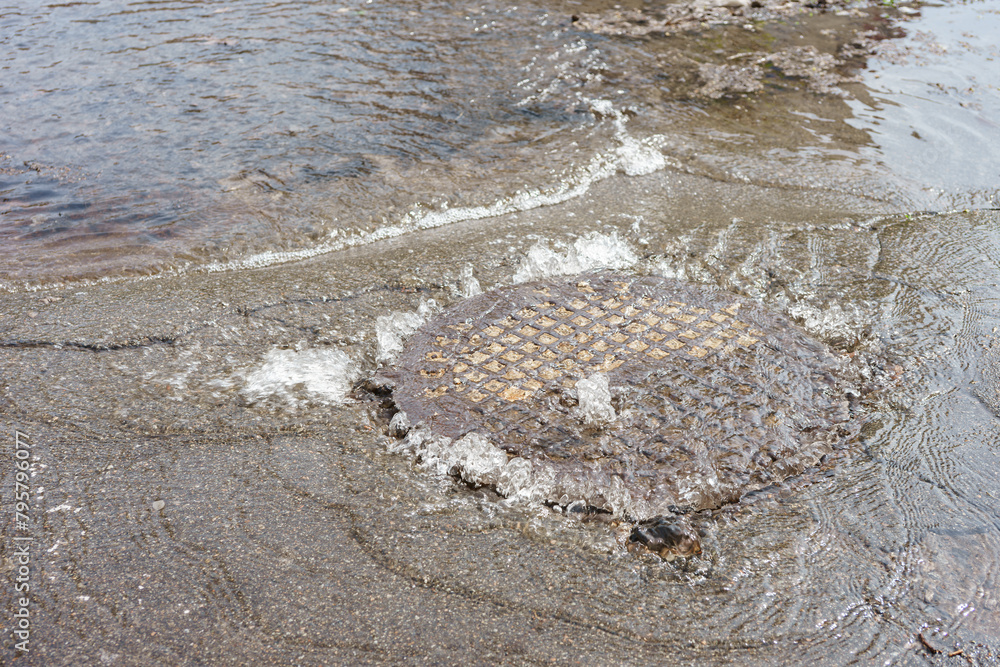 Water fountain pours out from sewer hatch, breakthrough sewerage system ...