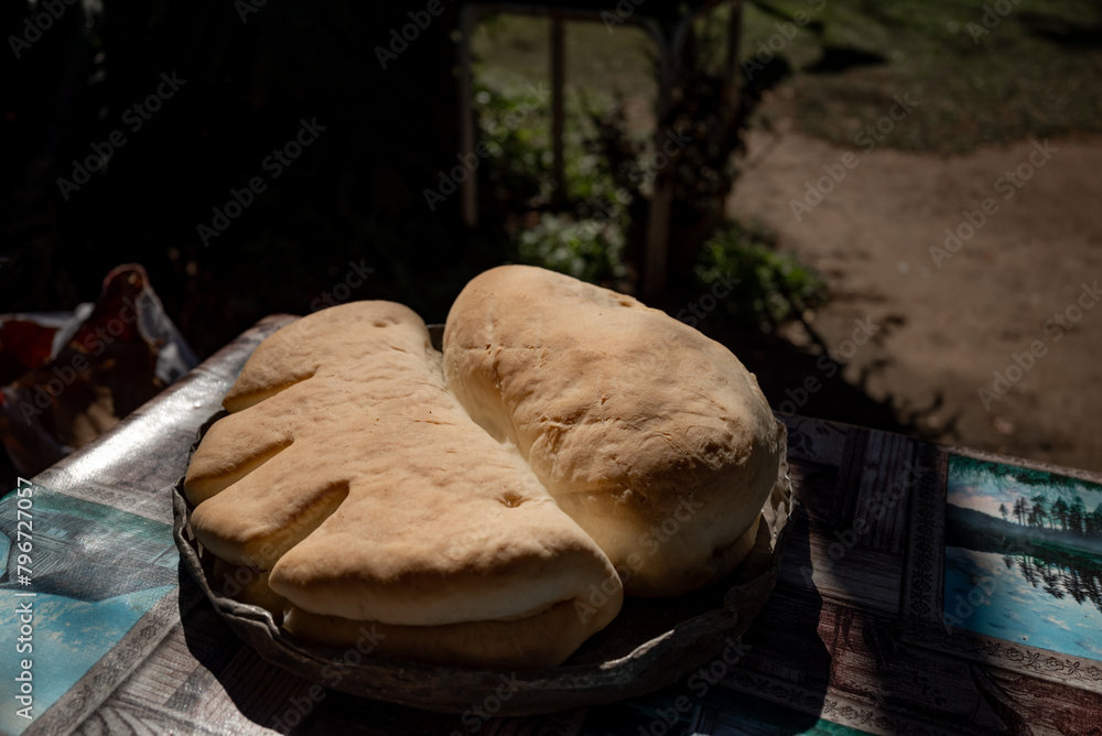 Pan casero con grasa en mesa al sol artesanal llamado "corderito" foto ...
