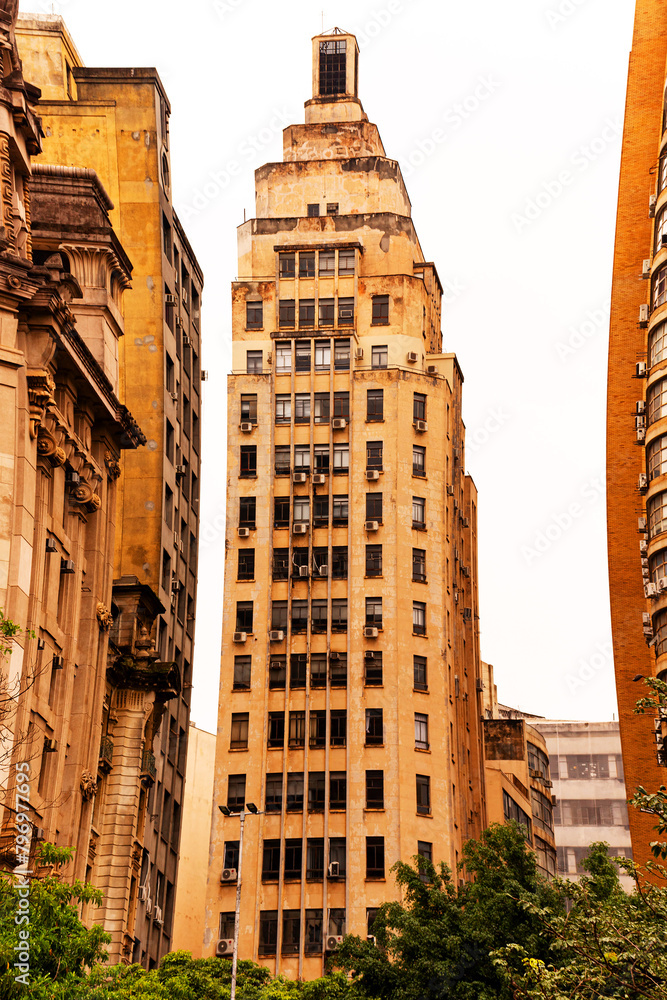 Prédio e árvores no centro histórico da cidade de São Paulo. Stock ...