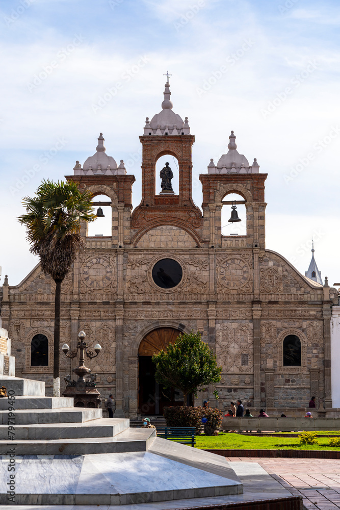 Iglesia la Catedral de Riobamba y parque Sucre, cielo despejado Stock ...