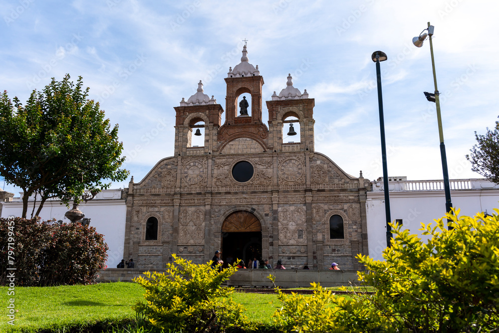 Iglesia la Catedral de Riobamba y parque Sucre, cielo despejado Stock ...