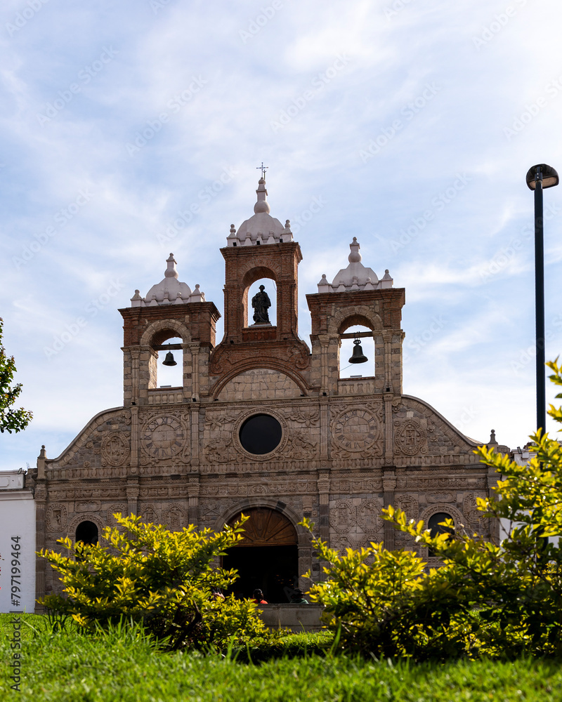 Iglesia la Catedral de Riobamba y parque Sucre, cielo despejado Stock ...