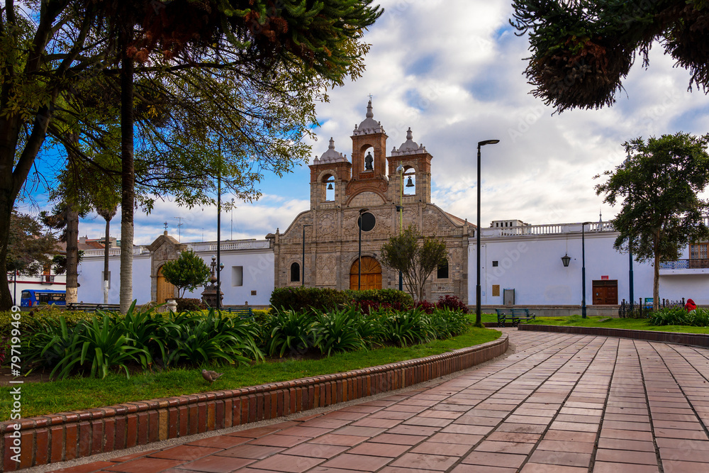 Iglesia la Catedral de Riobamba y parque Sucre, cielo despejado Stock ...