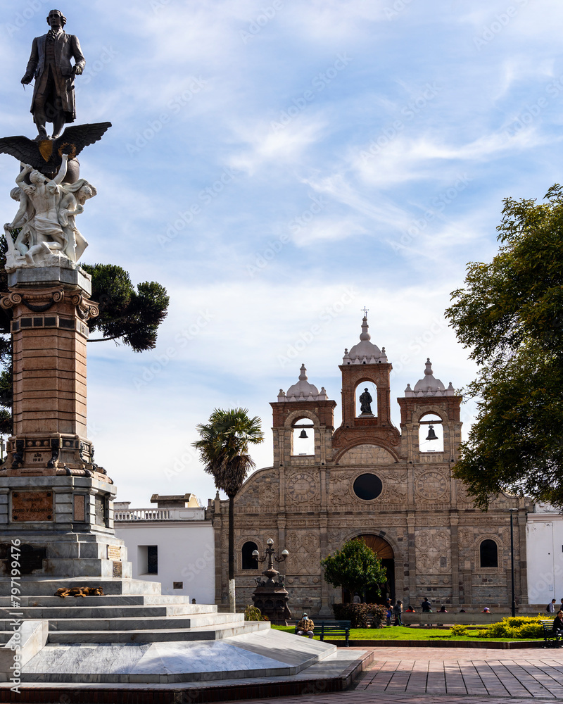 Iglesia la Catedral de Riobamba y parque Sucre, cielo despejado Stock ...