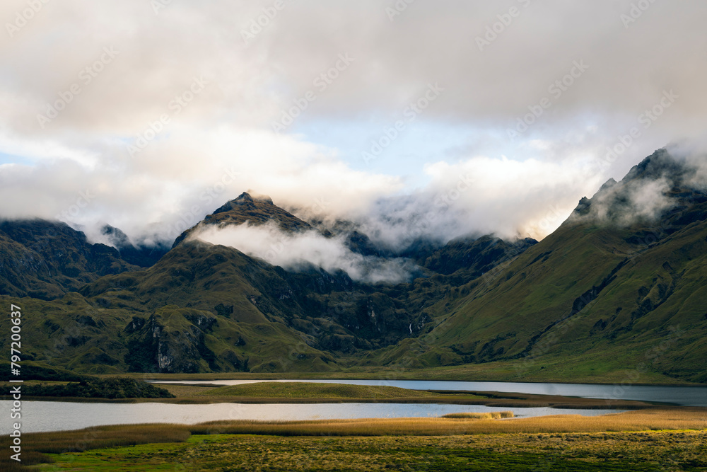 Parque nacional Sangay en ecuador, lagunas de atillo y montañas ...