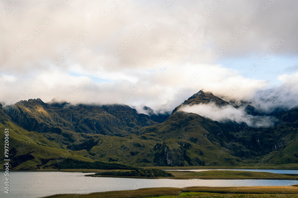 Parque nacional Sangay en ecuador, lagunas de atillo y montañas empinadas de los andes Stock ...