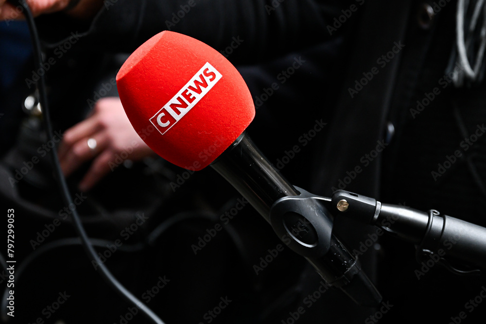 Foto de Illustration picture shows a microphone (mic, mike, micro) with ...