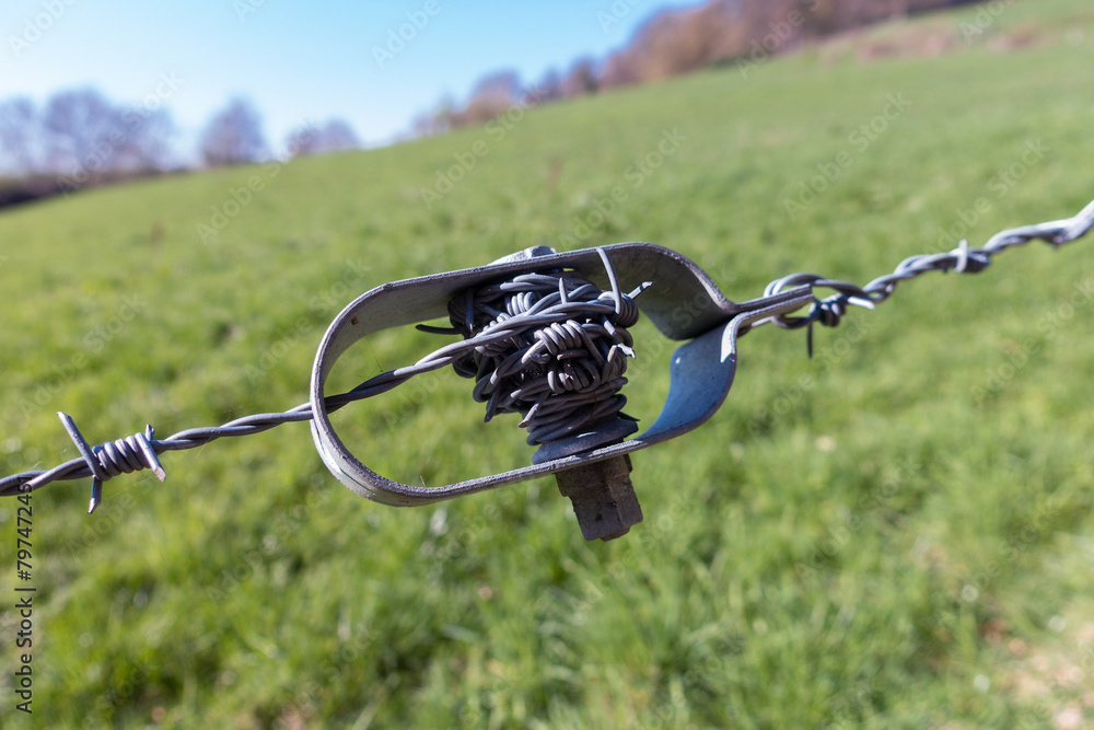 Gegalvaniseerde draadspanner met prikkeldraad om de draad strak te ...