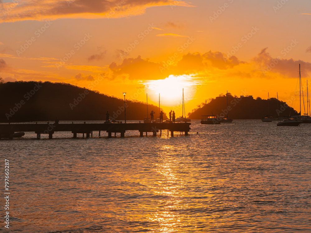 Coucher de soleil à la plage de l'Anse à l'âne aux trois îlets en Martinique, Antilles ...