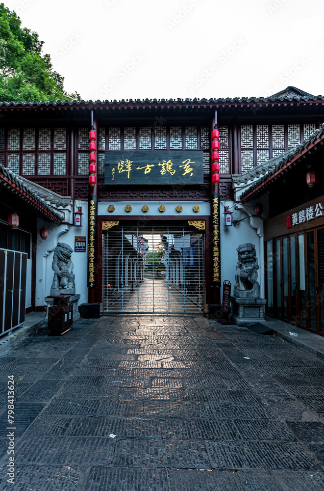 The natural architectural landscape of the Shouyi Square of the Yangtze ...