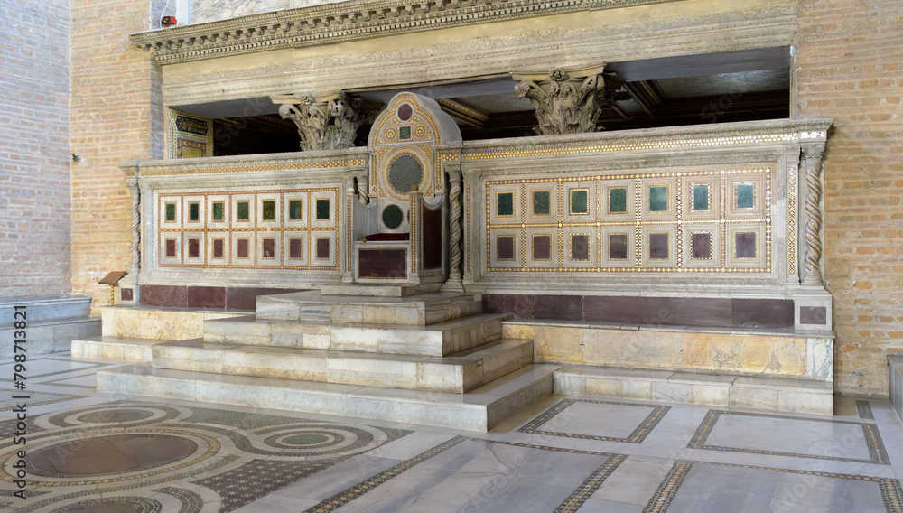 Foto de Papal throne in the Basilica Papale di San Lorenzo fuori le ...