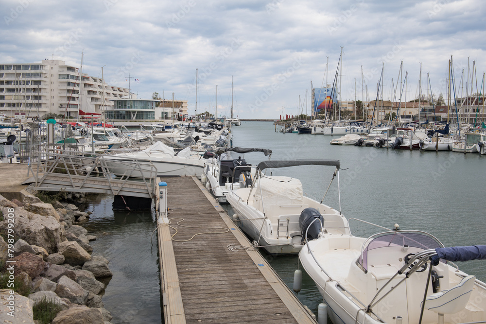Port Carnon est situé au cœur de la station balnéaire de Carnon sur la ...