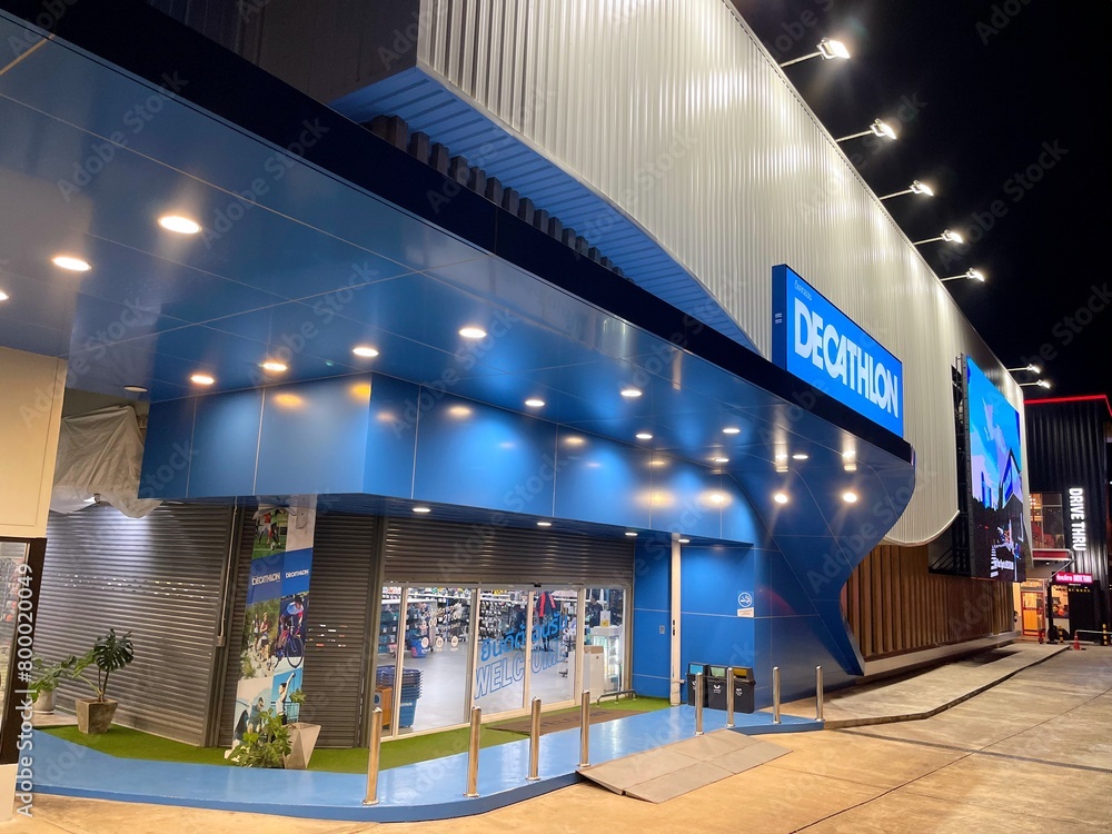 Foto de Decathlon store, view of facade at night. The world's largest ...
