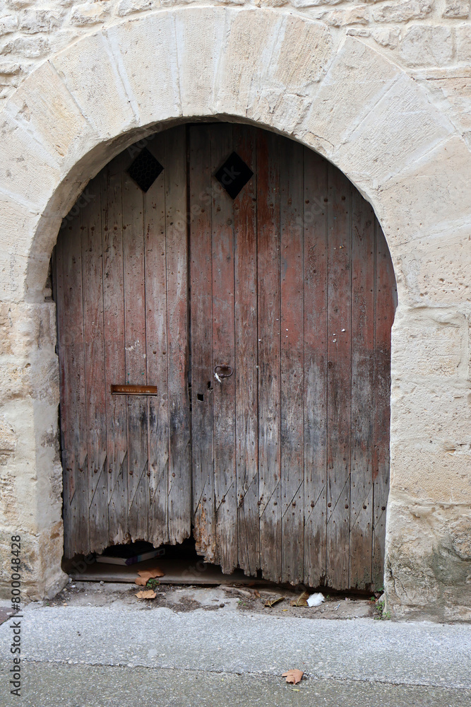 une porte ancienne sous une arche Stock Photo | Adobe Stock