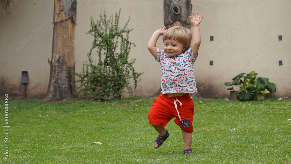Bebe de 1 año, niño jugando en el parque, en el jardín de su casa ...