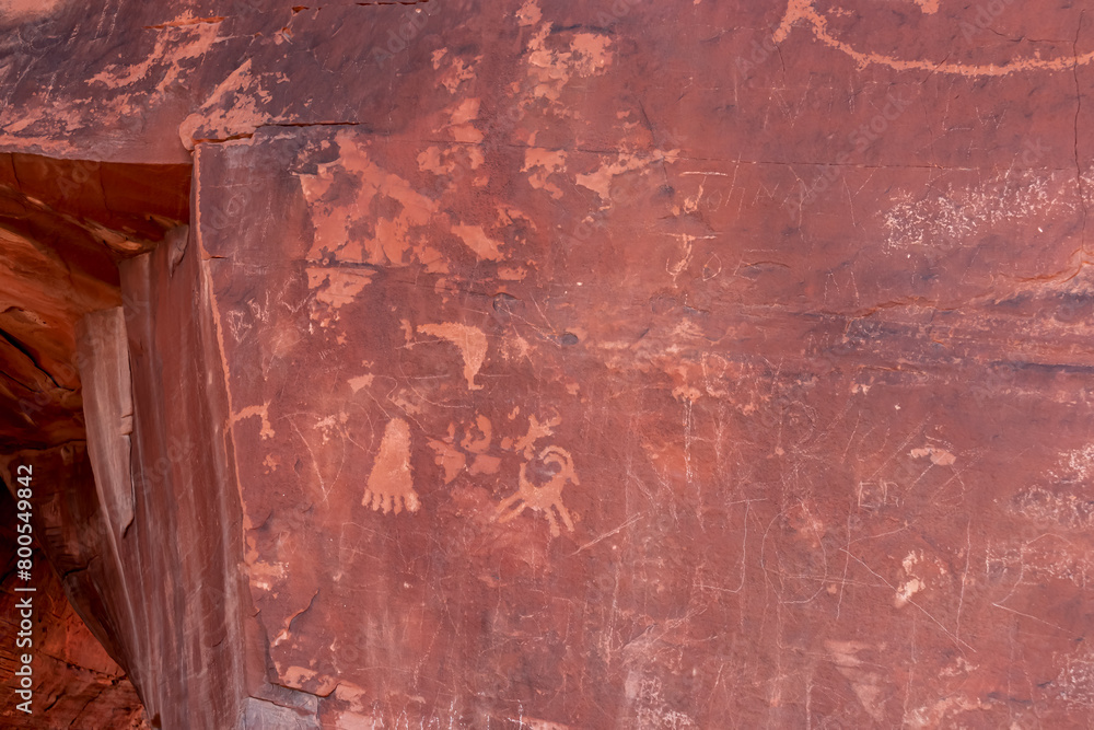 Foto de Close up view of Native American rock art (Petroglyphs) on red ...