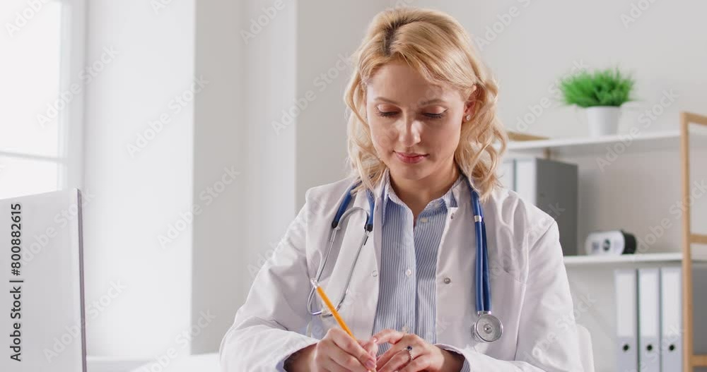 Stockvideo Concentrated professional young female medical doctor in ...