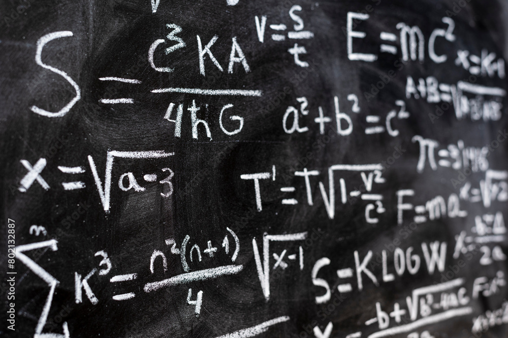 Operaciones matemáticas y formulas de física cuántica escritas a mano ...