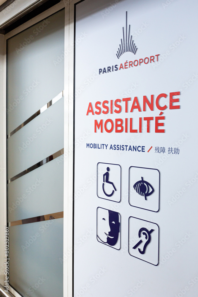Aéroport de Paris Orly, signes indicateurs dans le terminal. Assistance ...