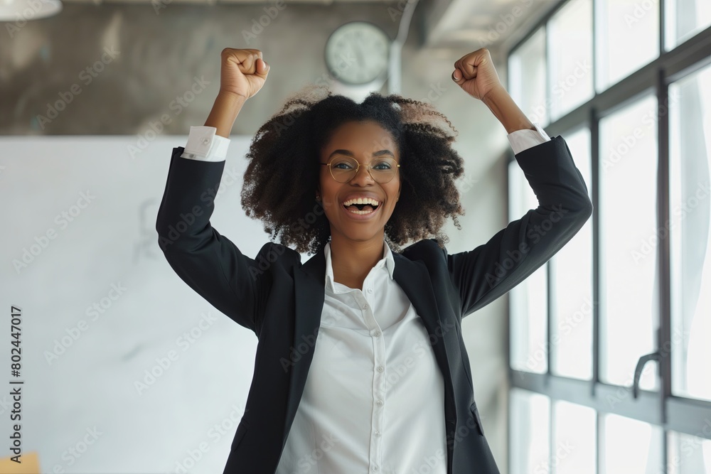 Foto de Winner. Happy black female entrepreneur winning new business ...