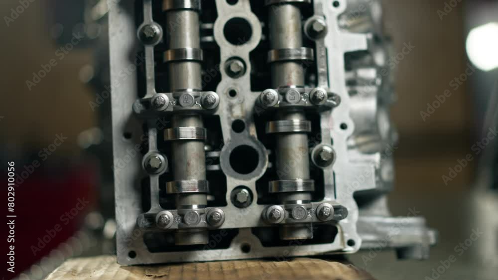 Vidéo Stock close up Disassembled engine block on the table the ...