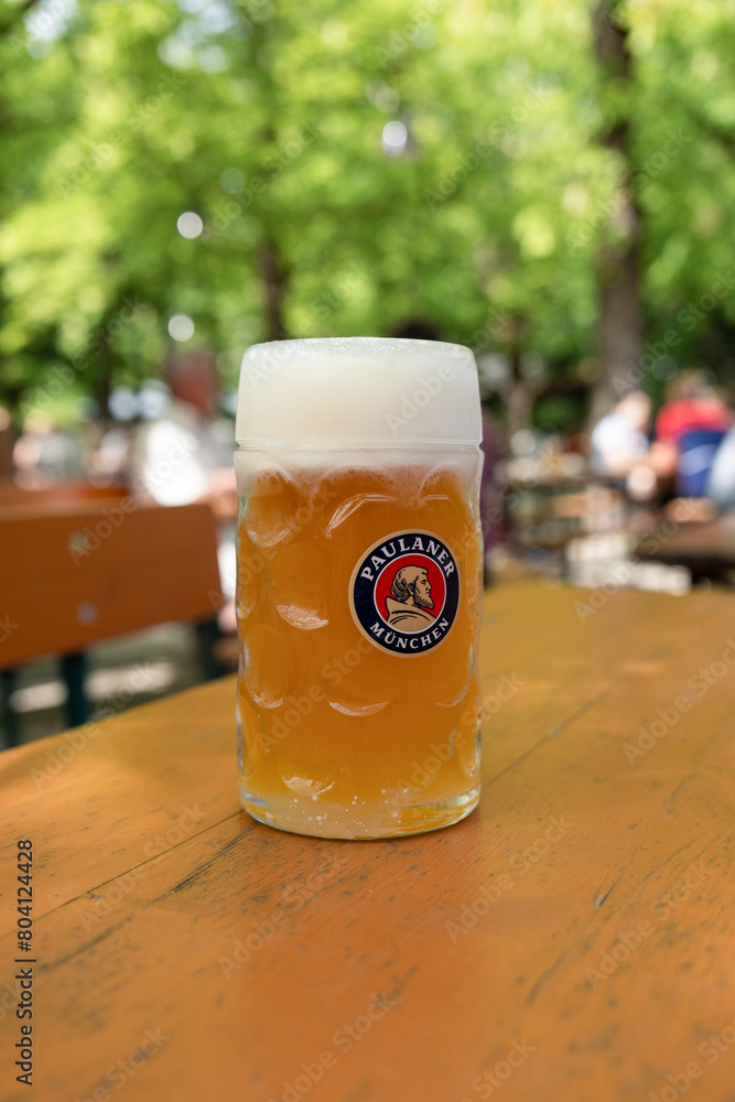 Sommerliches Biervergnügen: Paulaner Weißbier im Maßkrug, im Münchner ...