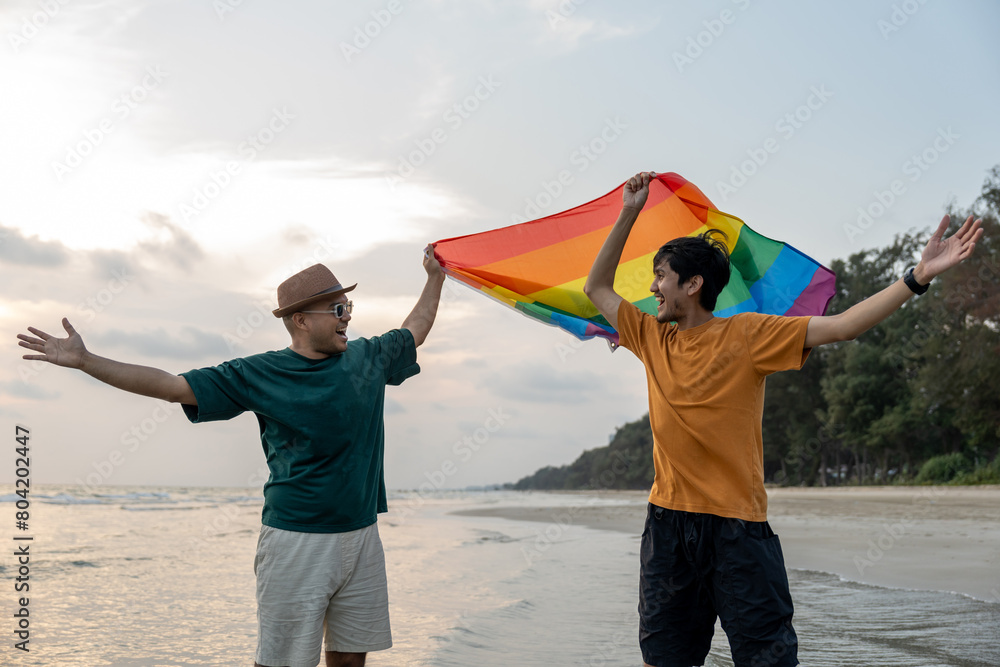 Young couple asian gay with pride movement LGBT holding rainbow flag ...