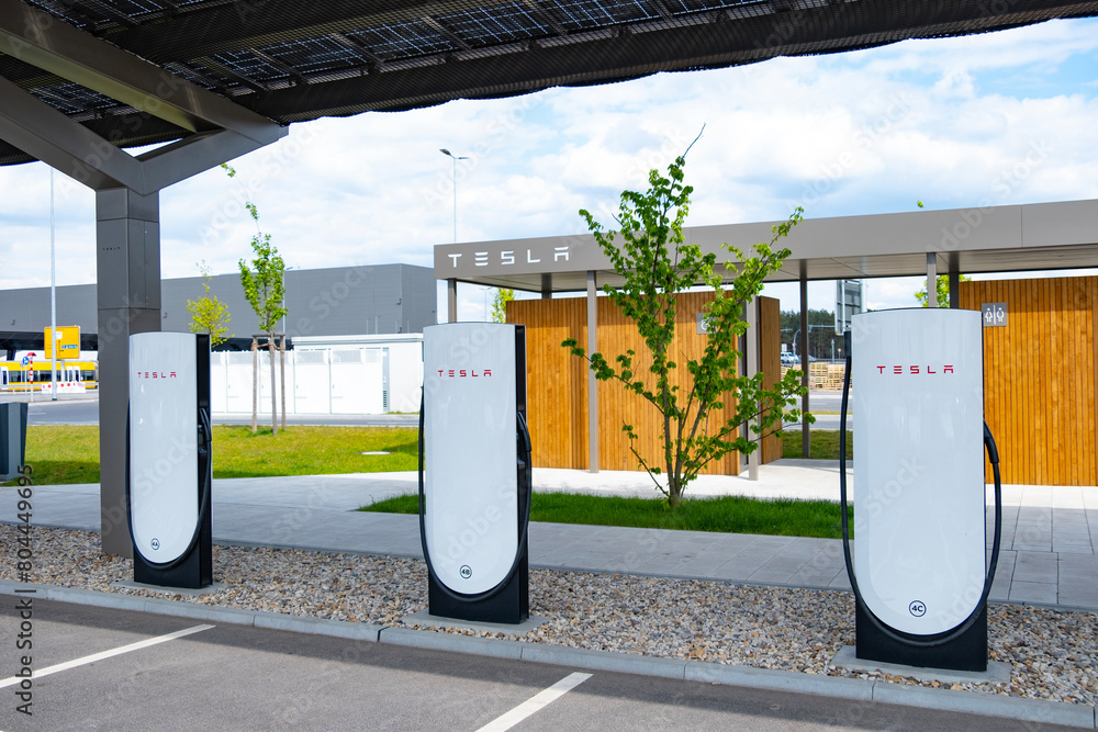 Foto de Free charging station, Tesla-Supercharger v4 Lounge, Power ...