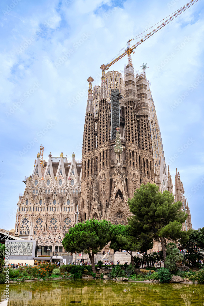 Póster La Sagrada Familia with Blue Sky Francisco Paula de Villar and ...