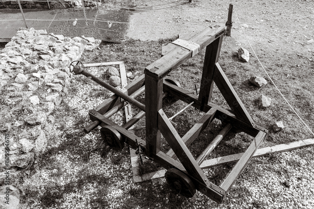Onager - torsion catapult of military engineering, medieval weapons ...